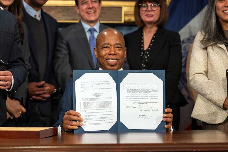 Adams firma ley para edificar vivienda crítica - New York Hispano